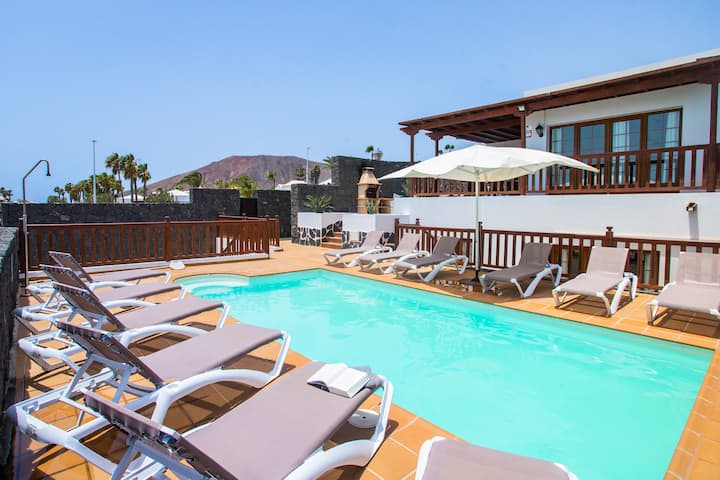 Spacious Villa, Sea Views,childrens Play Area,hot Tub,heated Pool, Ping Pong,arcade Machine-lobos 22 - Lanzarote