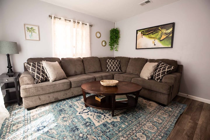 Spacious 2bd/1bath House Near Downtown - San Diego, CA