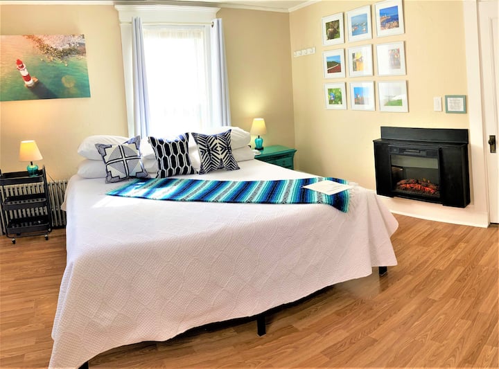 Historic King Bed/fireplace-lobster Theme - Bangor, ME