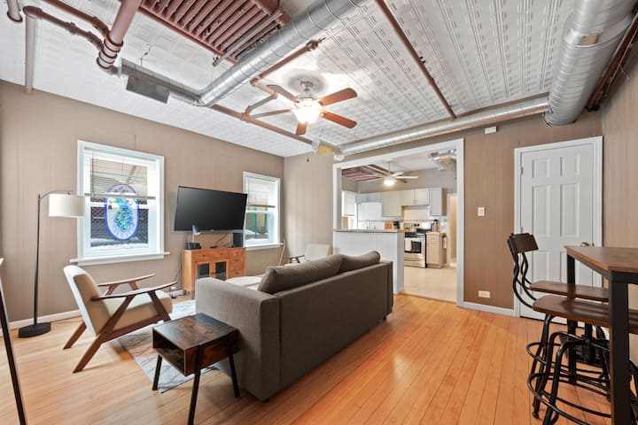 Cozy Ukrainian Village Two Bedroom Apartment - Hanson Park - Chicago