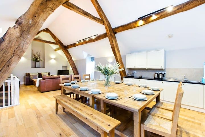 Sleeps 8 - Historic Cruck'd Barn, Near Buxton - Longnor