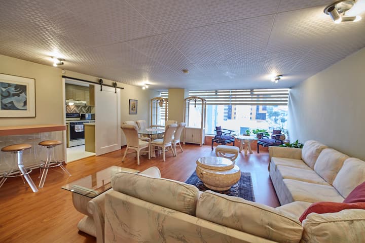 Great Location, Beautiful Condo With City Views - Quito
