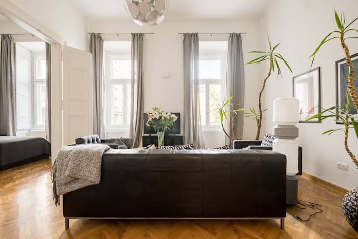 Grand Eliza - Prime Location | 100+ Sqm | A/c - Budapest