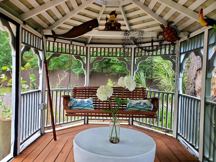 Grand Poseidon A Majestic Stay In Nature’s Embrace - Dade City, FL