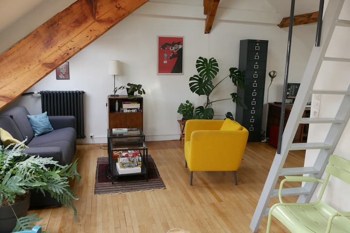 ...Au Pied Du Château Des Ducs De Bretagne - Nantes