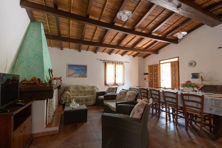Villa L'oleandro Con Piscina E A/c - Nuoro