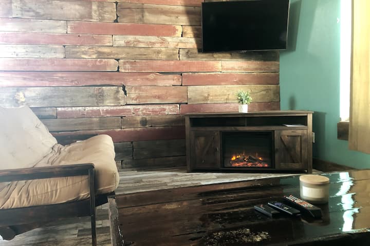 Bridger View Studio | Mountain Views, Fire Pit - Bozeman, MT