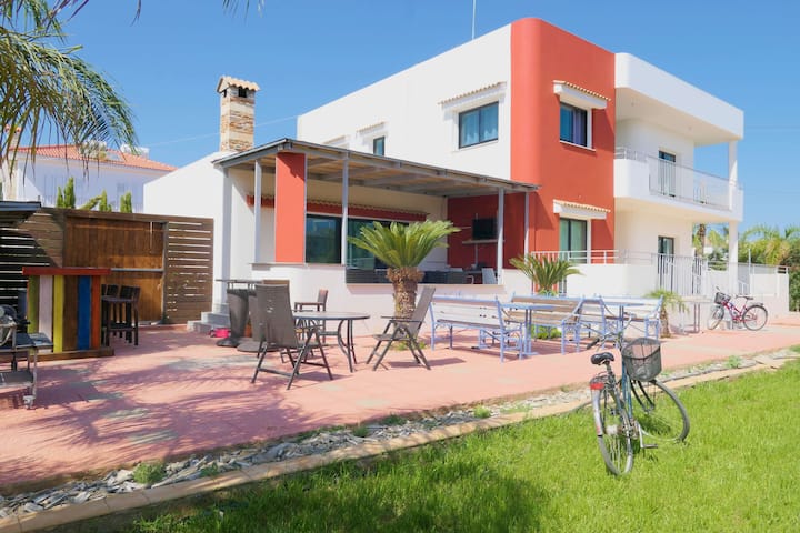 House Of Nissus Hostel - Bed In 4 Bed Mixed Dorm - Ayia Napa