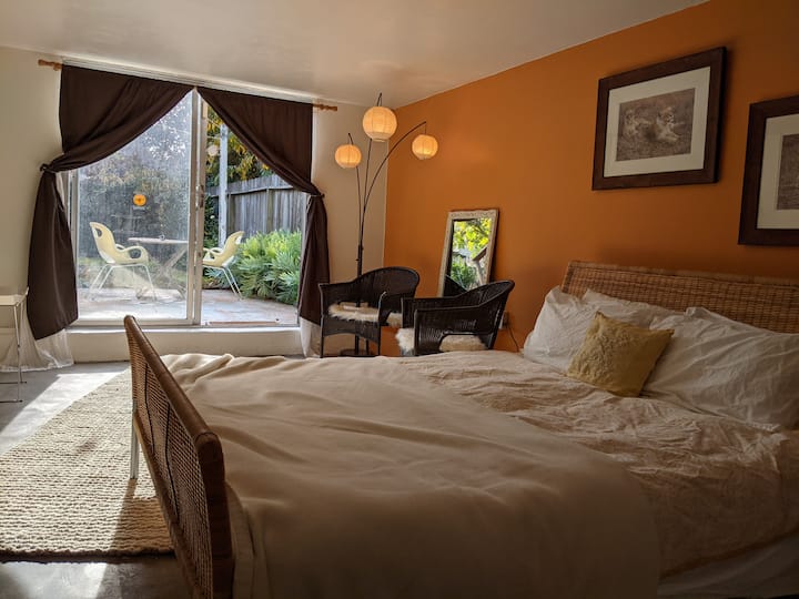 Contemporary Garden Studio Apt, Walk To Bart - Oakland, CA