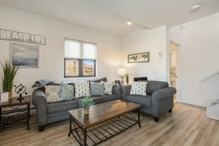 Downtown Saugatuck Condo W/deck - Pets Are Welcome - Saugatuck, MI