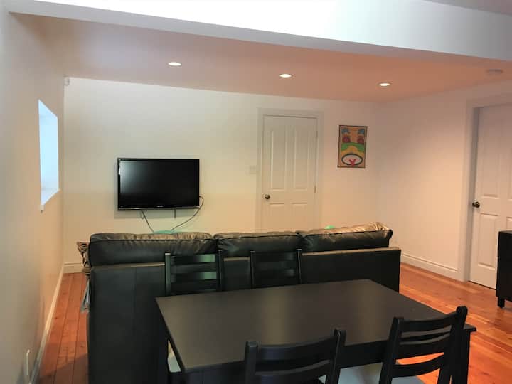 Spacious Basement Suite In North Vancouver - North Vancouver