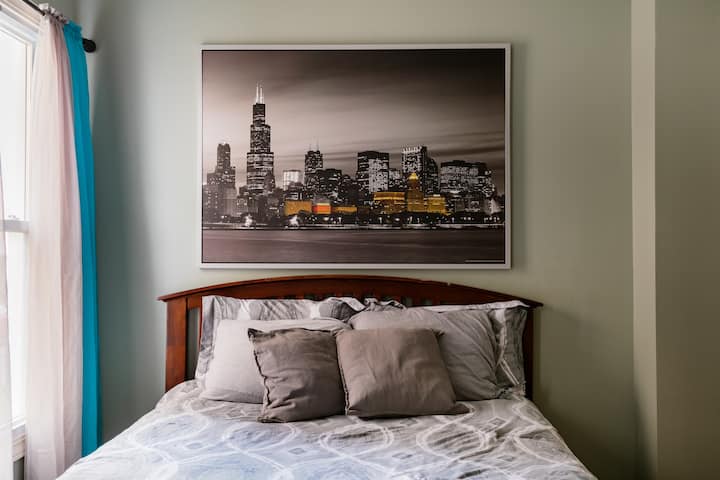 Room D Queen Size Bed - Chicago