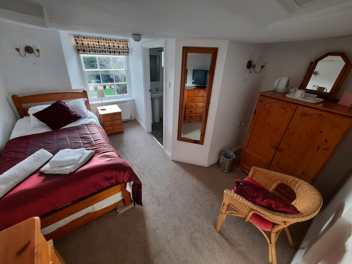 5 Single Room, En Suite Shower, Includes Breakfast - Beer