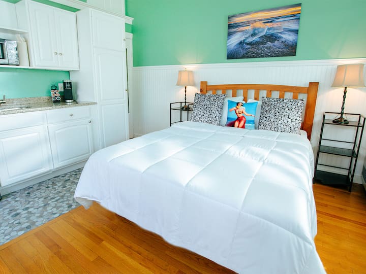 Cozy Unit By Town Hall Mini Kitchen, Walk To Town - Provincetown, MA