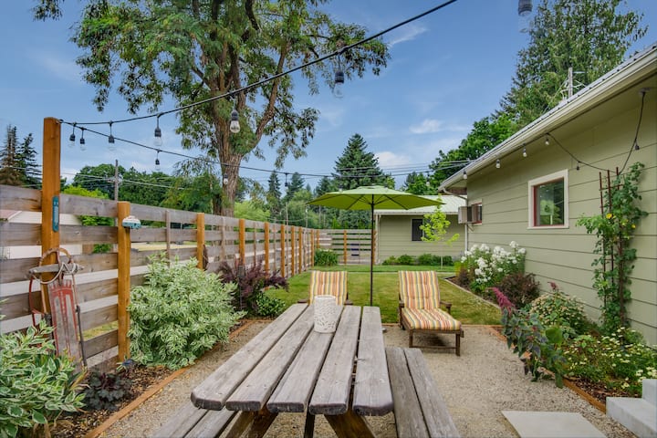 Downtown Lake Vintage Bungalow Walkable - Sandpoint, ID