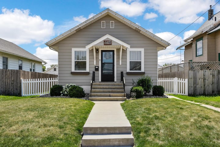 Cedar Rapids Bungalow - Cedar Rapids, IA