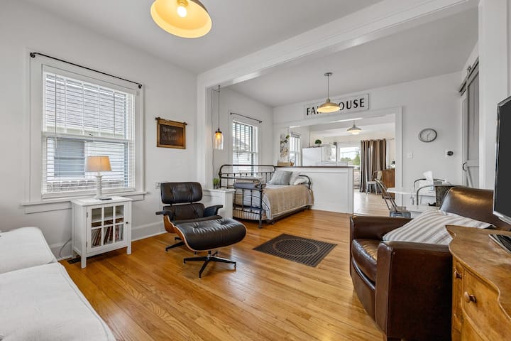 Cedar Rapids Bungalow - Ely, IA