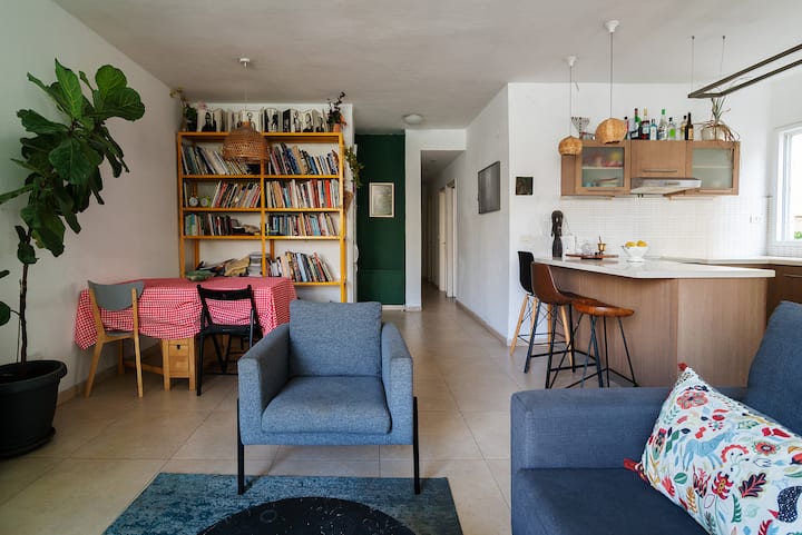 Sunny Renovated Apartment With Parking (!) In Tlv - Tel Aviv