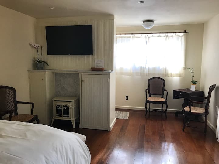 Bee Haven Cottage - Healdsburg, CA