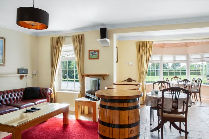 Room 1 / Sleeps 2 Adults  Plus 1 Children - 基爾代爾