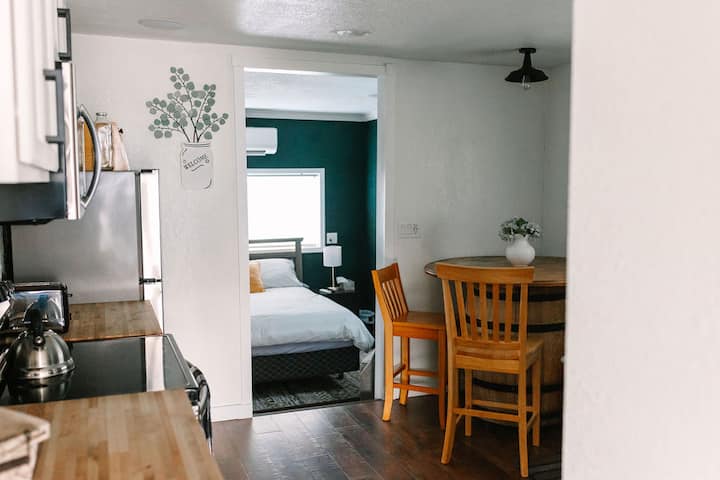 Farmhouse Style Guesthouse - Self-check In - Pasco, WA