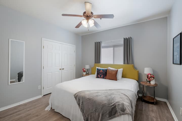 King Size Bed | Washer/dryer | Free Parking - San Antonio, TX