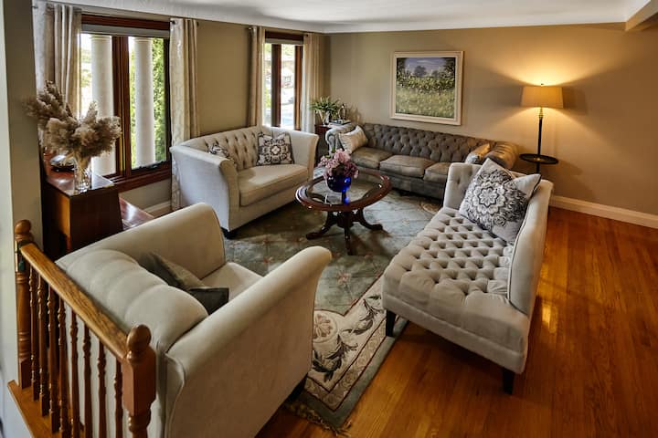 Vineyard Views, Hot Tub, Clean And Spacious Rooms - Niagara-on-the-Lake