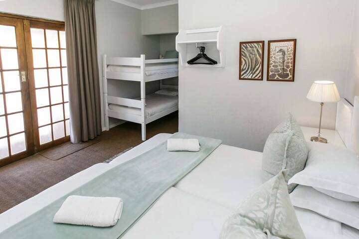 Wagon Wheel Deluxe Room Twin + Bunker - Beaufort West