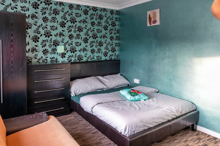 Spacious Double Bedroom With Lots Of Natural Light - Nottingham