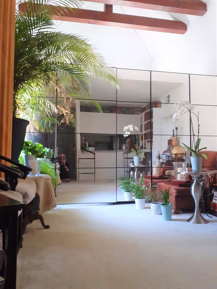 Run Runyon, Beaut Furn Mirror Mini-suit W/ Firplc! - Beverly Hills, CA
