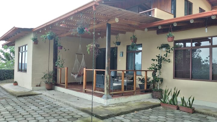 Spacious And Cozy Holiday Home For The Enjoym - Puerto Quito