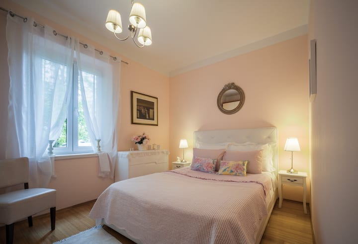 Stylish 2bd With Parking Downtown - Split