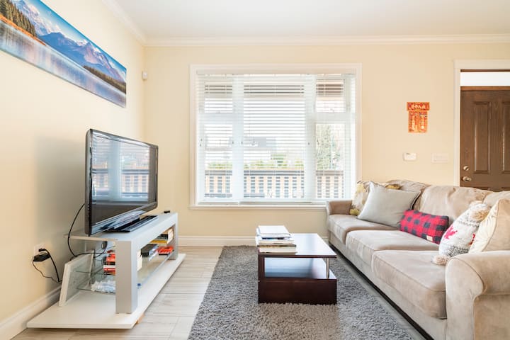 Private 2 Bedroom Suite Along Commercial Drive. - Vancouver
