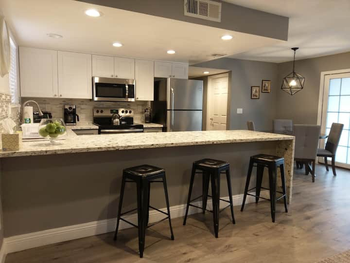 Divine 2 Bedroom / 2 Bath Condo With Amenities - Las Vegas