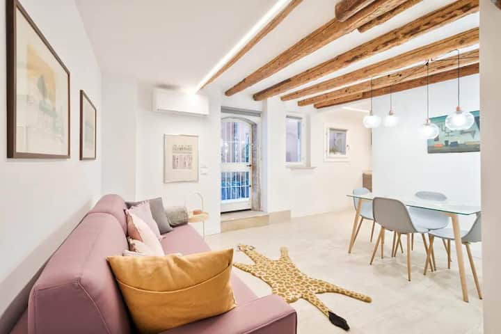 Charming Central Apartment W/ Private Courtyard - Aéroport de Venise-Marco Polo (VCE)