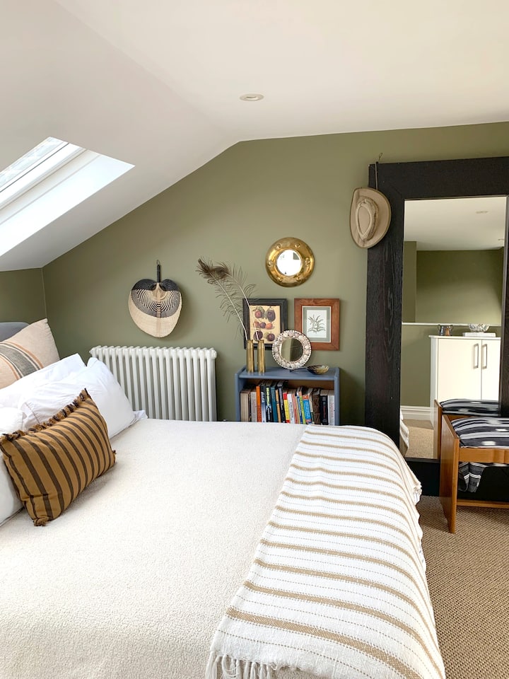 Eclectic London Apartment - Bed & Bath Only - Fulham