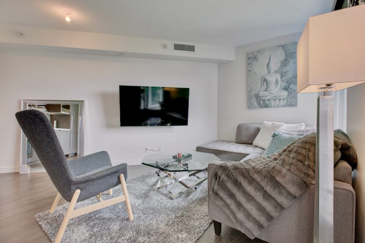 Smart 7 · Executive Suite In Yaletown - Vancouver
