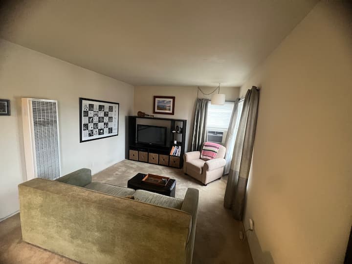 West Hollywood - Clean, Close-in And Comfortable - West Hollywood, CA