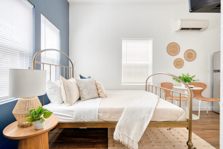 Coastal Vibes Studio • Kerns Eats & Coffee • Ac - Portland, OR