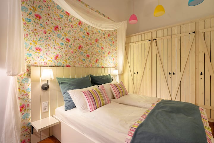 Artist's Apartment, 2 Bdr, Living Room, A/c - Budapest