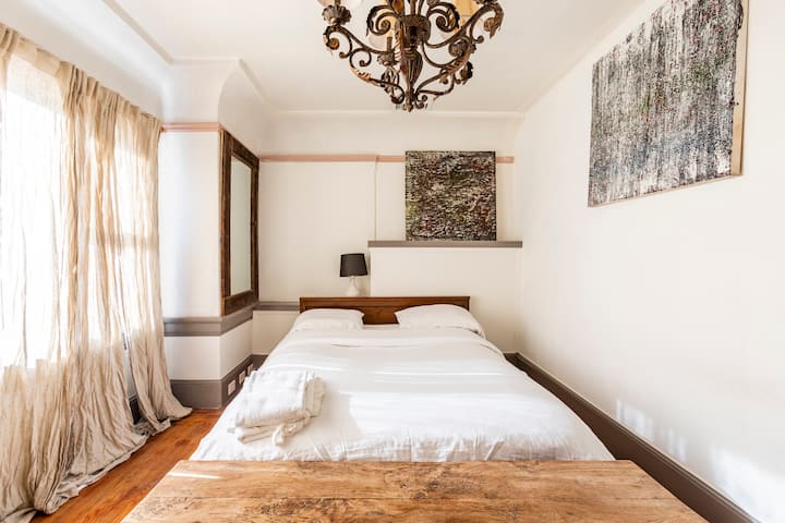 Very Large Room With Parking In A House Built In 1920 Suitable For One Person - San Rafael, CA