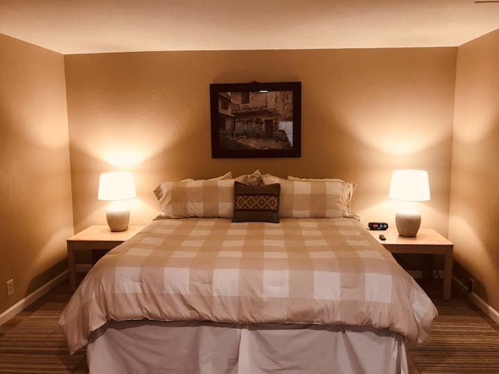 Burgundy Room At Kerbyville Inn - Newly Remodeled - Cave Junction, OR