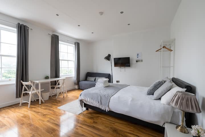 City Centre Urban Studio Apartment - Piccadilly Station - Manchester