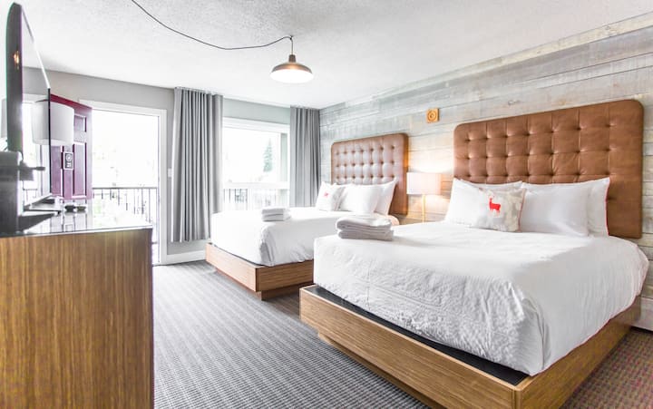 Lamphouse Hotel I Double Queen Room With Mountain View - Canmore