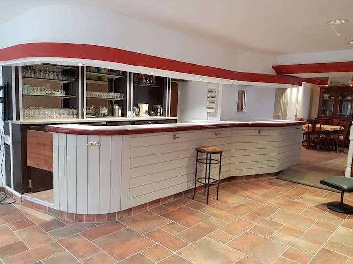 300 M² Confortable 3 Chambres, Salle 100m² De Jeux - Josselin