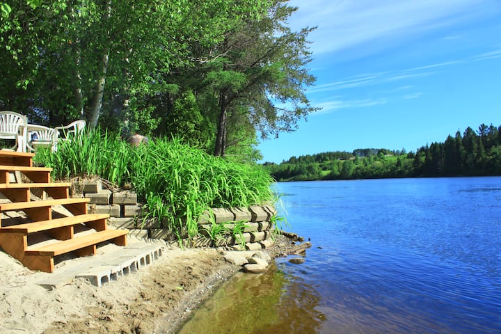 La Hippie Happy House Et Son Bord De L'eau - Saguenay