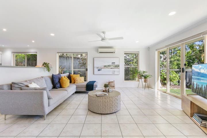 Pool, Outdoor Living, 8 Guests @Holidayhousenoosa - Noosa Shire