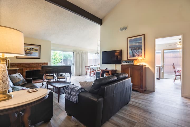 King Bed And A Crib, Beautiful Whole House - Santa Ana, CA