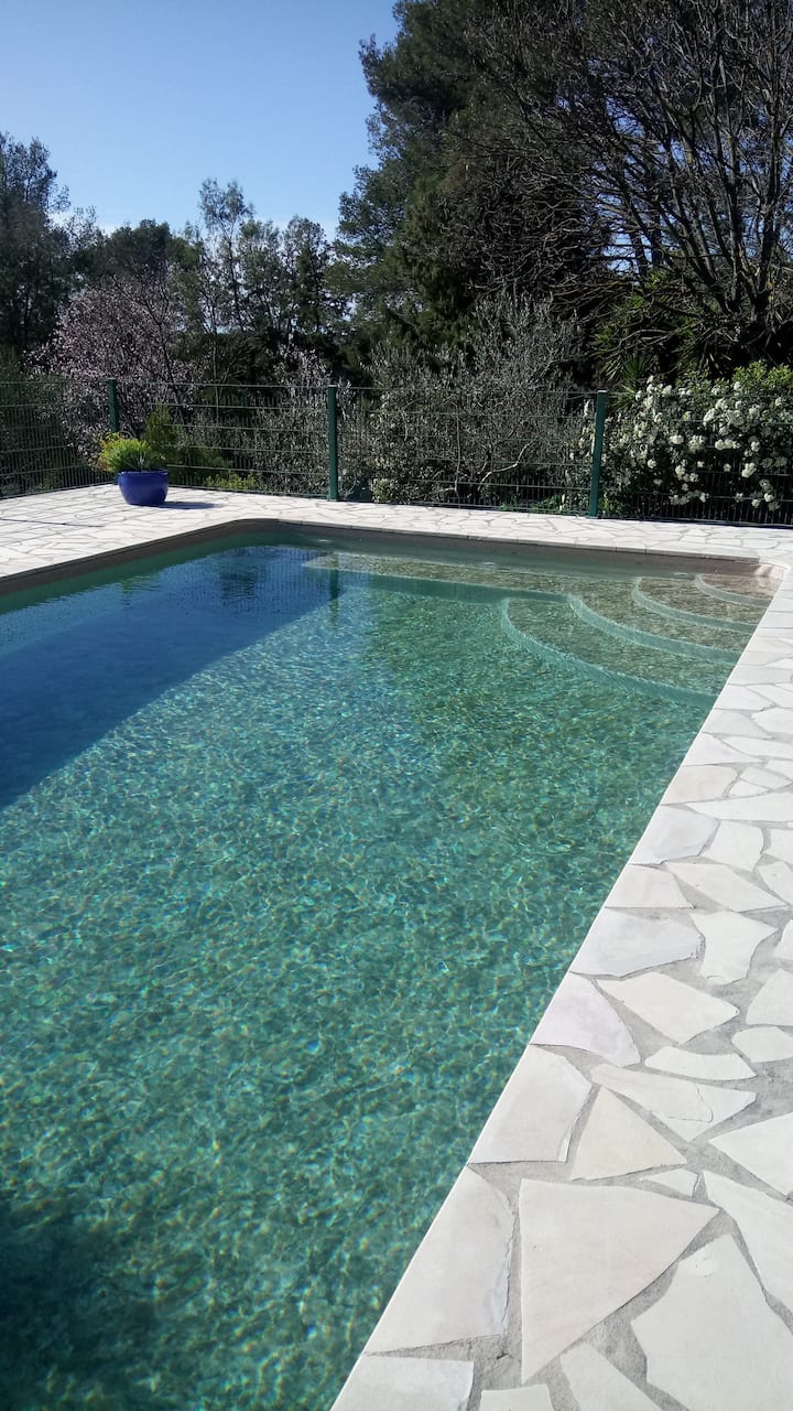 Dans Bastide, Entre Toulon Et Hyères - Carqueiranne