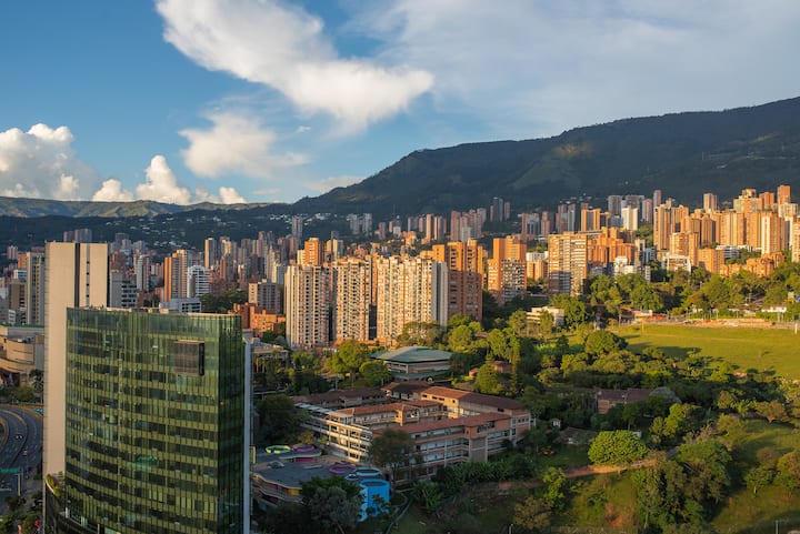 El Poblado 3 Br Family Apt. With Breathtaking View - Medellín
